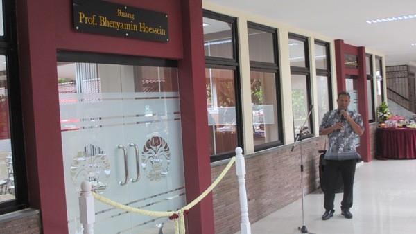 Mengenang Guru Besar, FH UI Resmikan Ruang Bhenyamin Hoessein ...
