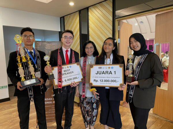 Mahasiswa FHUI Raih Juara 1 dan Best Speaker - Fakultas Hukum Universitas Indonesia